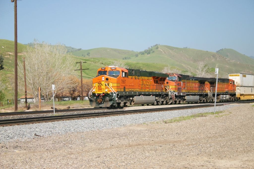 BNSF 7667 leads an Intermodal through Caliente